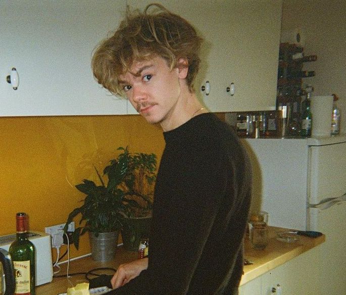 Thomas Brodie-Sangster Girlfriend, Sister, Parents (Family Members ...